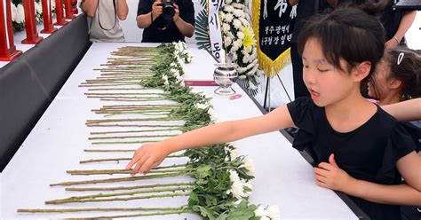 고사리 손으로 국화꽃 건네는 어린이