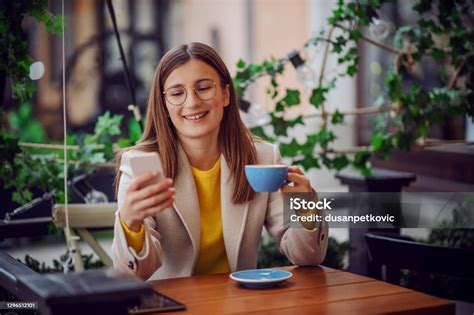 Улыбающийся Влиятельный Человек В Желтом Свитере Сидит На Террасе Кафе Держа В Руках Чашку Кофе