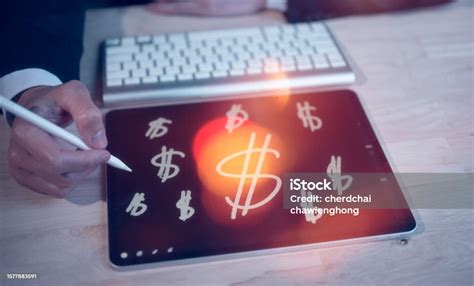 투자 개념 비즈니스 투자 및 재무에 대한 메시지 제시 사무실에서 디지털 태블릿으로 작업하는 사업가 팀 회의 마케팅 계획 및 전략 Staff Meeting에 대한 스톡 사진