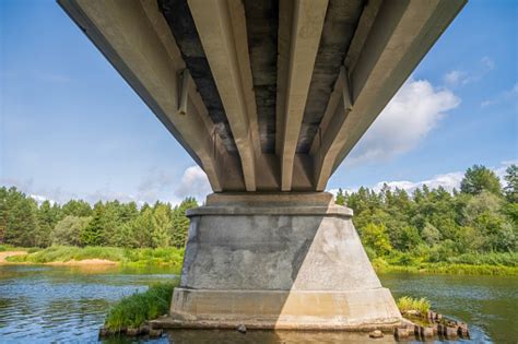 Strenci시 근처의 라트비아에서 가장 긴 강 Gauja를 가로 지르는 복원 재건 된 콘크리트 다리 여름에 강을 건너는 다리 0명에 대한 스톡 사진 및 기타 이미지