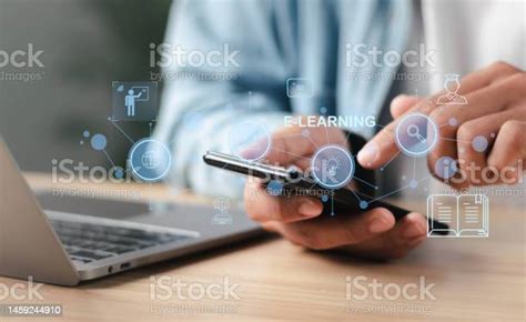 인터넷 교육 E러닝 개념 디지털 화면에서 온라인 수업에 참석하는 사람 교육 인터넷 기술 교수에 대한 스톡 사진 및 기타 이미지 Istock