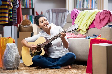 기타를 연주하는 젊은 여성의 샷 그녀는 카펫에 지상에 앉아있다 스톡 사진 기타 현악기에 대한 스톡 사진 및 기타 이미지 기타 현악기 쇼핑광 여자 Istock