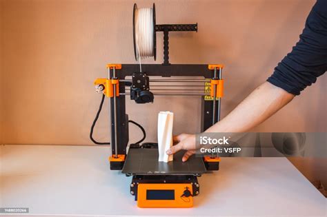 새로운 것을 만들기 위한 기술 하이테그 도구 검은색과 빨간색의 3d 프린터가 작동 중입니다 물체는 적층 공정에서 재료의 연속적인