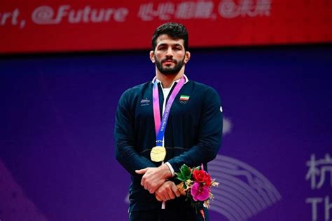 حسن یزدانی در لباس زیبای دامادی عکس