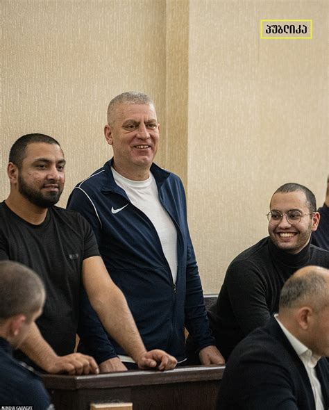 პუბლიკა • Publika 📸 თბილისის საქალაქო სასამართლოში აქციების გამო დაკავებული 8 პირის ზვიად