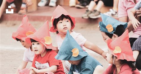 분홍색 셔츠와 파란색 반바지를 입은 소녀가 분홍색 셔츠를 입은 소녀와 함께 바닥에 앉아 있습니다 사진 Unsplash의 무료 사람의 이미지