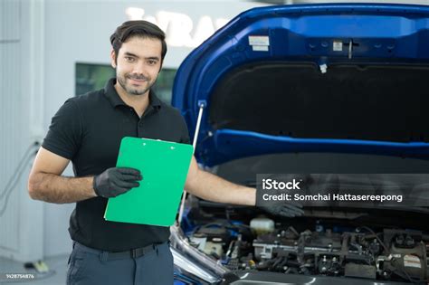 정비사 아시아 남자는 실험실 차고 지원 서비스에서 공구 장비를 사용하여 자동차 엔진 자동차 차량 부품 수리 수리를 조정하기 위해