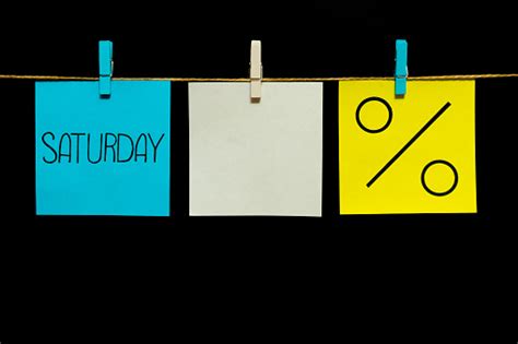 공간에 복사 합니다 3 스티커입니다 왼쪽된 파란색 시트 비문 토요일에 중앙에 빈 흰색 시트가입니다 오른쪽 노란색 페이지에 백분율 기호가입니다 3가지 개체에 대한 스톡 사진