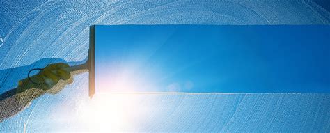 밝은 푸른 하늘과 화창한 날에 스퀴지와 와이퍼가있는 창 청소 창 창문닦이에 대한 스톡 사진 및 기타 이미지 창문닦이 가사