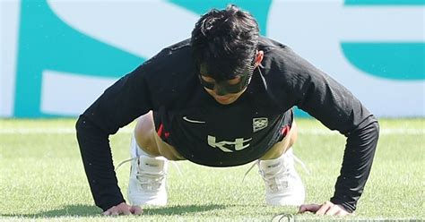 마스크 쓰고 팔굽혀 펴기하는 손흥민