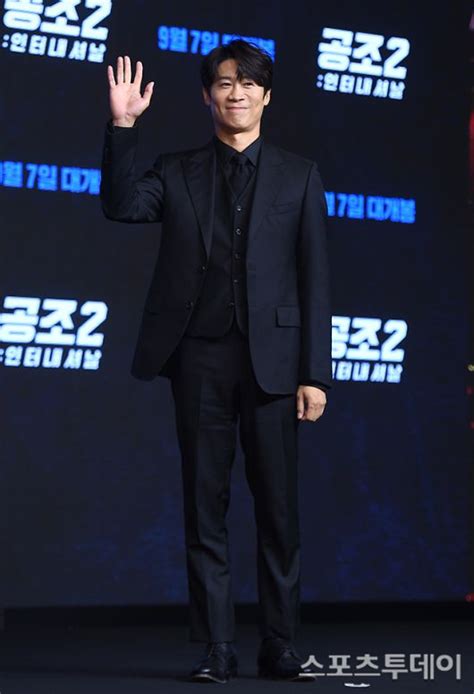 [st포토] 진성규 머리부터 발끝까지 블랙 Zum 뉴스