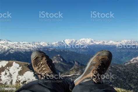 화창한 봄 아침에 정상에 등반 후 눈 덮인 산의 배경에 대 한 부츠에 남자의 발 경관에 대한 스톡 사진 및 기타 이미지 경관 계곡 관광 Istock
