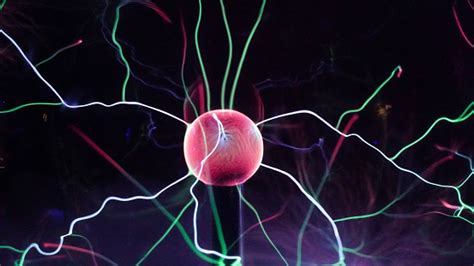 플라즈마 볼 램프가 닫히면 검은 색 배경의 공에서 전기 광선이 있습니다 전기와 테슬라 코일 실험 색상의 아름다운 동적 추상적 인 빛 배경 0명에 대한 스톡 사진 및 기타