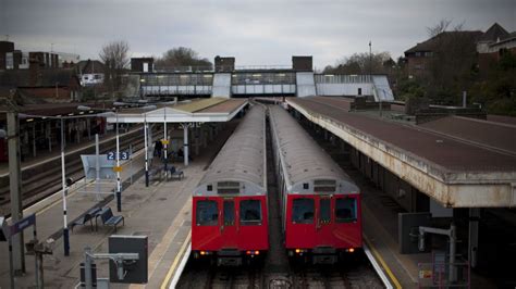 Хиляди пътници не могат да се приберат за Коледа заради стачката на британските железници