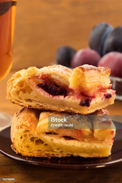 코 티 지 치즈와 박제 및 매 라운드 플레이트 클로즈업 세로 프레임에 구운 퍼프 페이스 트리 파이의 조각을 잘라 0명에 대한