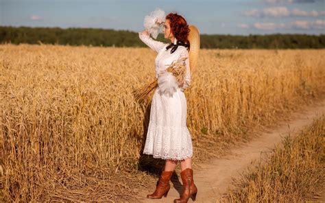 Обои Девушка в Поле Девушки Рыжеволосые и разноцветные обои для рабочего стола фотографии