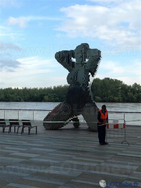 Jeune Fille Nu Sur Des Lego