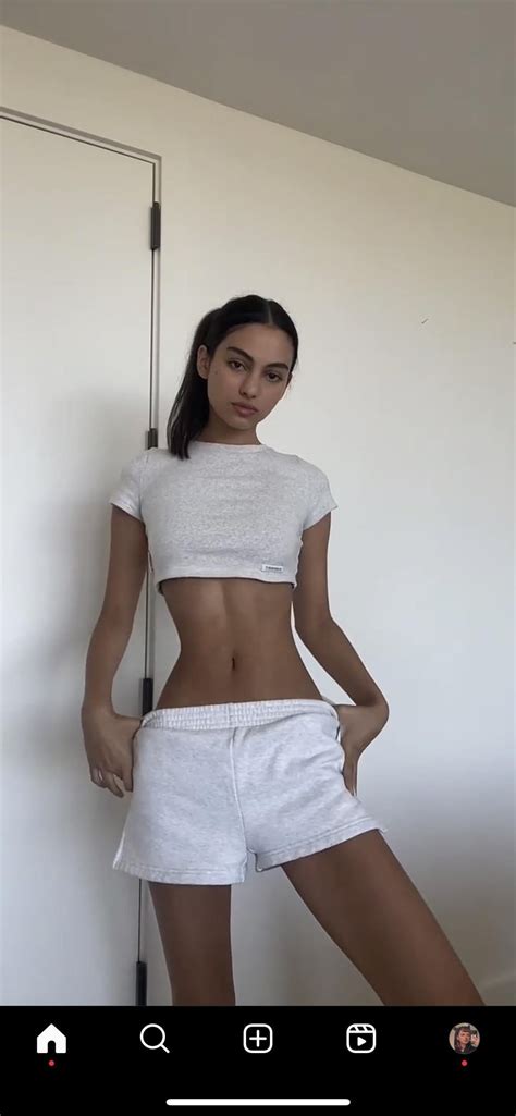 Insta Vs Modle Pictures Her Waist Just Looksso Unnatural R