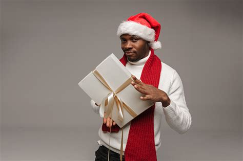 양모 스웨터 크리스마스 모자 밝은 빨간 스카프를 입은 젊은 어두운 피부의 남자 12월에 대한 스톡 사진 및 기타 이미지 12월 20 24세 공휴일 Istock