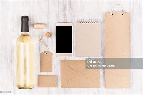 와인 산업 빈 베이지색 크 래 프 트 포장 문구 전화 병 화이트 와인으로 부드러운 흰색 나무 배경 설정에 대 한 기업의 정체성