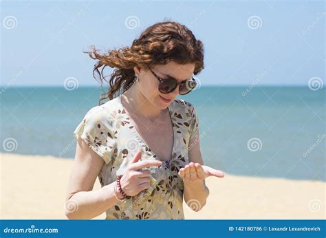 Concha Marina Hermosa De La Tenencia De La Muchacha En Su Mano Foto De Archivo Imagen De