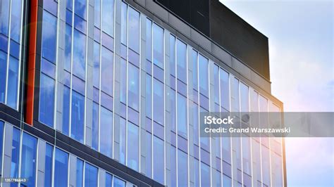 맑은 하늘을 배경으로 유리 외관이 있는 현대적인 사무실 건물 0명에 대한 스톡 사진 및 기타 이미지 0명 각도 강철 Istock