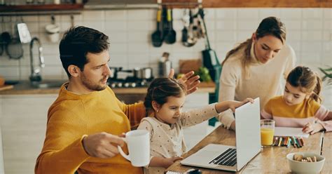 아버지가 집에서 일하는 동안 아버지의 주의를 산만하게 하고 노트북을 사용하는 어린 소녀 사진 Unsplash의 작업 이미지