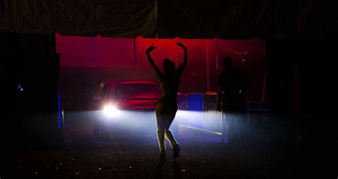 Confinement Un Club De Strip Tease Propose Ses Services… En Drive