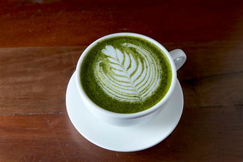 뜨거운 말 차 녹차 라 떼 또는 나무 테이블에 우유와 함께 일본 녹차 가루로 빻은에 대한 스톡 사진 및 기타 이미지 가루로 빻은 건강한 생활방식 건강한 식생활