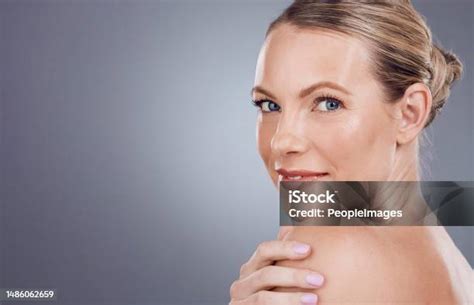 초상화에 있는 여성과 함께 있는 아름다움 얼굴 피부 모형 공간이 있는 얼굴 스튜디오 배경에 있는 피부과 화장품 케어 모델 및 웰빙 천연 화장품 트리트먼트와 스킨케어 광채