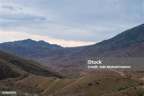 산 들 사이 아름 다운 오프로드 트레일 협곡 아시 고원에서 바르토가이 저수지로 가는 길 0명에 대한 스톡 사진 및 기타 이미지 0명 경관 관광 Istock