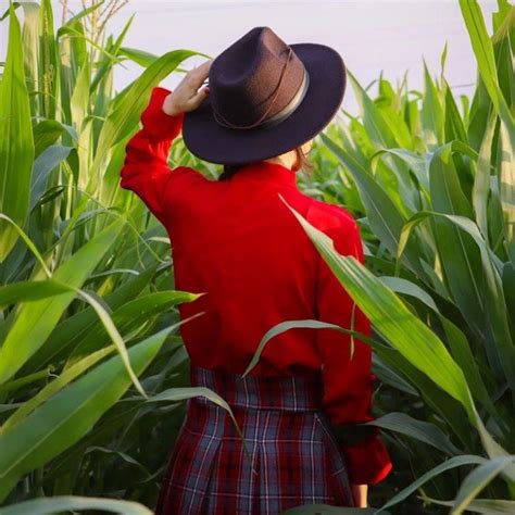 عکس دخترانه طبیعت تم سبز قرمز با کلاه عکاسی تاوعکس