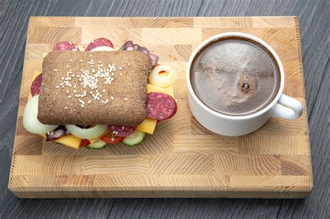 야채와 소시지와 커피와 햄버거 패스트 푸드와 아침 식사 칼로리와 다이어트 건강한 식생활에 대한 스톡 사진 및 기타 이미지