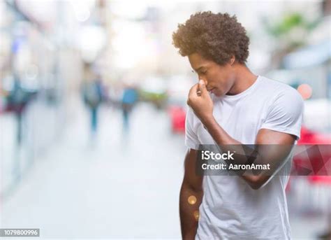 코와 눈 피로 두통 느낌 바르고 피곤된 격리 된 배경 위에 아프리카 미국 사람 스트레스와 좌절 개념입니다 건강관리와 의술에 대한 스톡 사진 및 기타 이미지 Istock