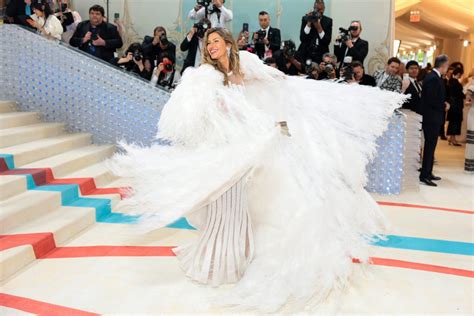10 Of The Best Met Gala Memes The Internet Reacts