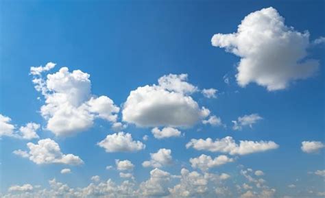 Ciel bleu avec des nuages blancs et du soleil | Photo Premium | Ciel ...