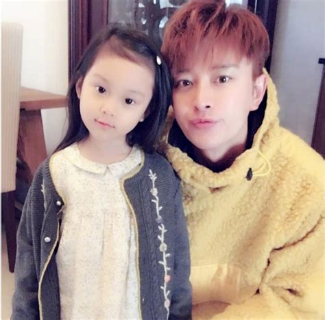 甜馨身穿黃色小裙，搭深色外套，時尚感滿分 每日頭條