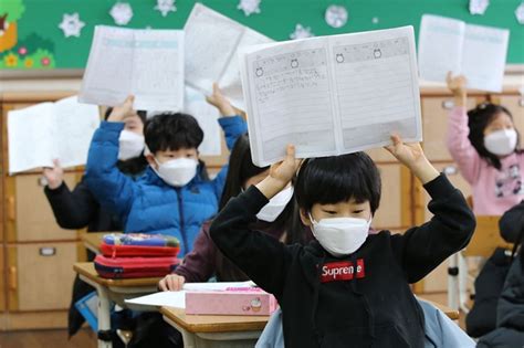 포토 마스크와 함께 개학 한국일보