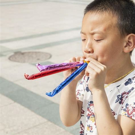 100 Pcs 어린이 작은 장난감 플라스틱 휘파람 생일 파티 응원 작은 선물 골드 종이 부는 드래곤 경적 색상 무작위