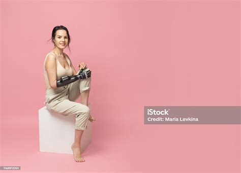 의수를 가진 날씬한 장애인 여성 분홍색 배경 위에 카메라를 향해 웃고 있는 인공 손 여성의 아름다움 다양성 플러스 복사 공간 생체공학 팔에 대한 스톡 사진 및 기타 이미지