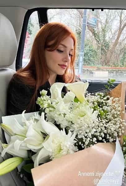 Hande Erçel Shares Rare Photo Of Her Mother And Heartfelt Message • Bit Pix