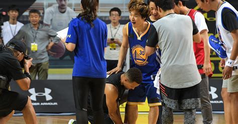 운동화 깜짝 선물하는 스테판 커리 이 순간 실화냐 운동화 깜짝 선물하는 스테판 커리 이 순간 실화냐