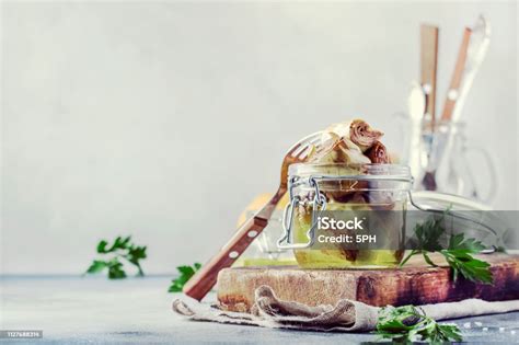 포크 회색 식탁 유리 항아리에 올리브 오일 양 인데 통조림 0명에 대한 스톡 사진 및 기타 이미지 0명 건강한 식생활 고명 Istock