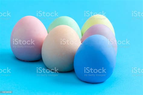 복사 공간이있는 파란색 배경에 일반 색상으로 그려진 부활절 달걀의 극단적 인 클로즈업 계절에 대한 스톡 사진 및 기타 이미지 계절 공휴일 노랑 Istock