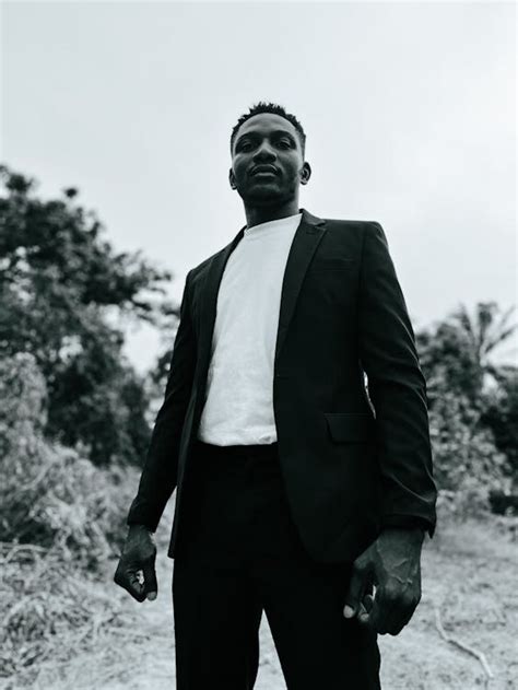 Id 개인 격식있는 옷차림 구성 그레이스케일 나무 날씬한 남성 남자 낮은 각도 내리막 길 대담한 똑똑한