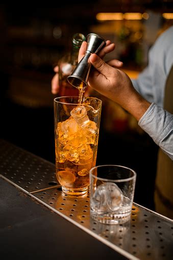 바텐더의 손이 부드럽게 지거에서 얼음과 혼합 컵에 음료를 부어 넣습니다 강철에 대한 스톡 사진 및 기타 이미지 강철 개체 그룹 근거리 초점 Istock