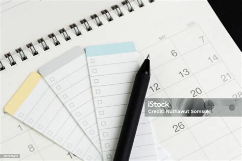 프로젝트 체크 리스트 월별 쇼핑 알림 또는 프로젝트 우선 순위 작업 목록 계획 바탕 화면 달력에 확인란이있는 작은 메모장에 검은 펜 개념에 대한 스톡 사진 및 기타 이미지