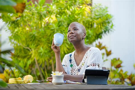젊은 행복 하 고 매력적인 블랙 아프리카 미국 여자 야외 카페에서 태블릿 사용 디지털 노마드에 대한 스톡 사진 및 기타 이미지 디지털 노마드 디지털 태블릿 사용하기