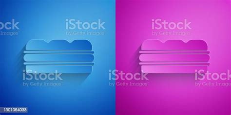 파란색과 보라색 배경에 격리 된 샌드위치 아이콘을 잘라 종이 햄버거 아이콘 햄버거 음식 기호 치즈버거 사인 길거리 패스트푸드 메뉴 종이 아트 스타일 벡터 0명에 대한 스톡