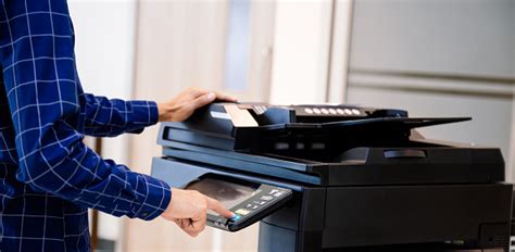 사업가는 사무실에서 인쇄 및 스캔 문서 용지에 복사기 또는 프린터를 사용하기위한 패널의 버튼을 누릅니다 가정용 장비에 대한 스톡 사진 및 기타 이미지 Istock